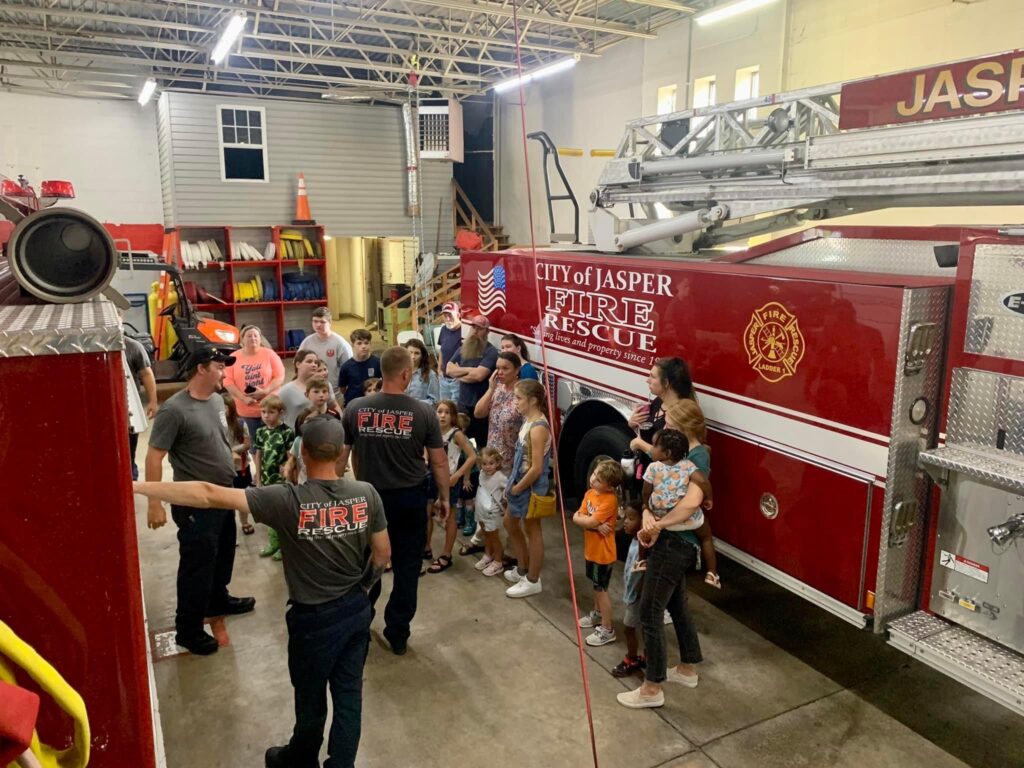 Jasper fire hosts students - The Community Journal